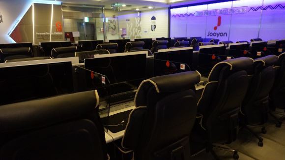 PC방과 VR방이 결합된 홍대 VR PC방 브리즈(VRIZ)를 가다